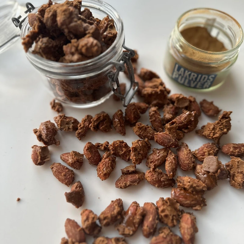 Brændte Mandler med Lakrids - HomemadeByBering
